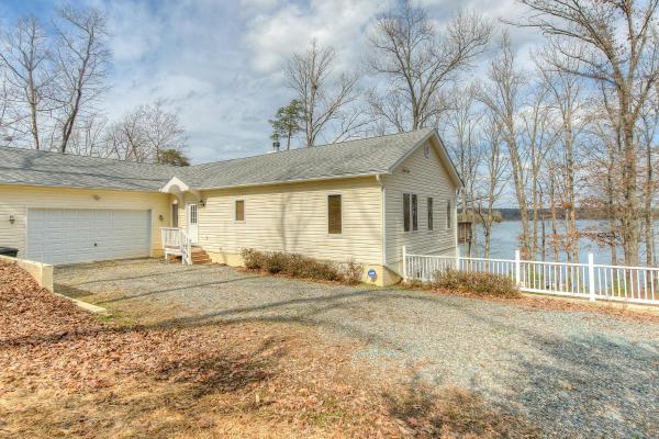 Dog-friendly, Lakefront Vacation Home W/ A Boat House, Kayaks, & Paddleboards - Lake Anna State Park, Spotsylvania Courthouse