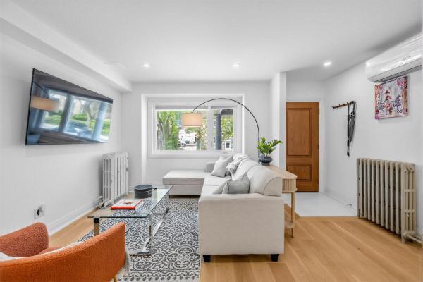 Home In Midtown Toronto With 2 Parking - Toronto