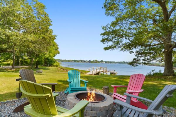 Waterfront Estate W Hot Tub, Dock & Kayaks - Westerly, RI