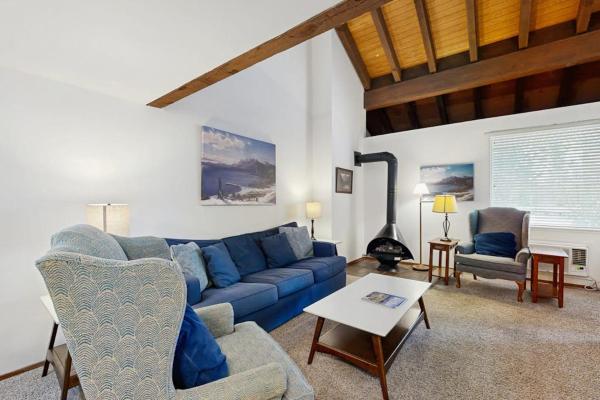 Lakefront Retreat With Shared Pool Hot Tub & Sauna - Near Shopping & Skiing - lake tahoe, South Lake Tahoe