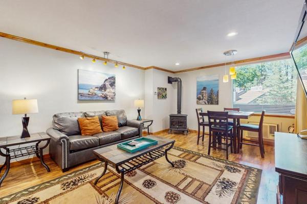 Ideal Lake Retreat W Easy Beach Access Gas Stove & Open Layout - Skiing Nearby - South Lake Tahoe, CA