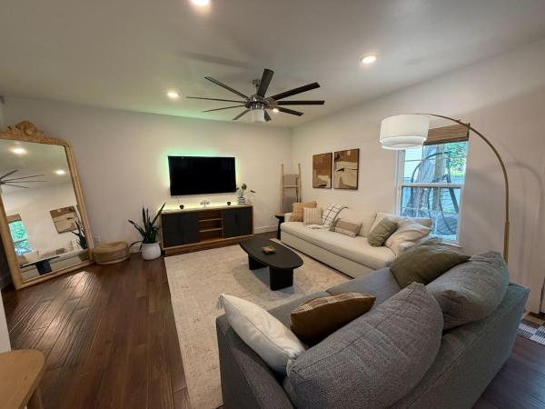 Modern Oak Lawn 3br W Ev & Yard - Dallas, TX