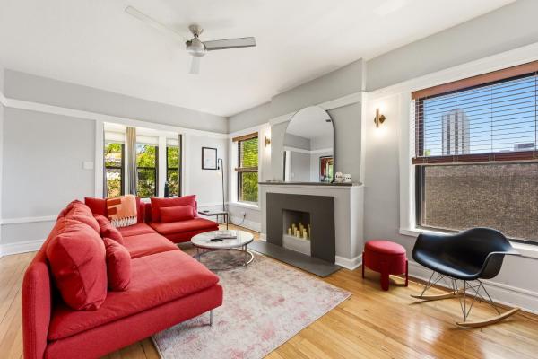 Steps To The Lakefront! This Uptown Beauty Is Everything You Need For A Perfect Chicago Getaway Condo - Chicago