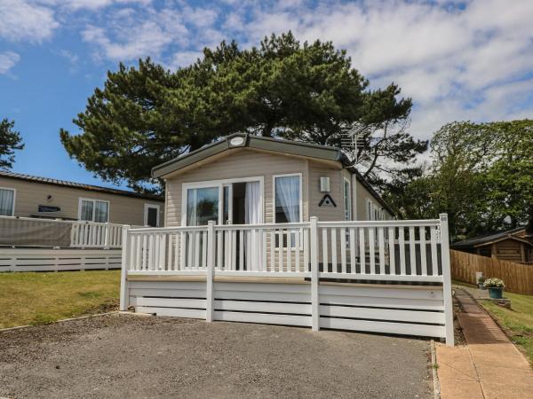 Pine Tree Lodge - Shorefield Country Park - Isle of Wight