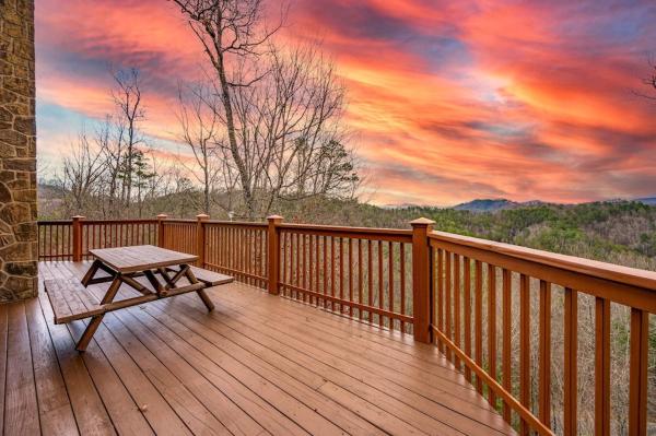 Breathtaking Views No-stair Entry, Hot Tub, Pool Table & Seasonal Pool Access - Pigeon Forge, TN