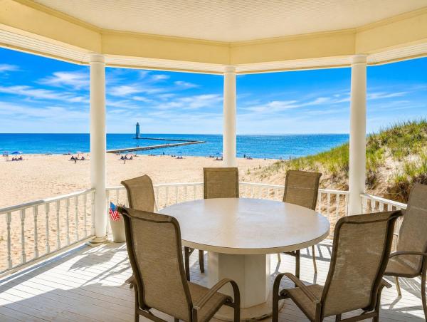 New! The Frankfort Beach House - Spectacular! - Frankfort