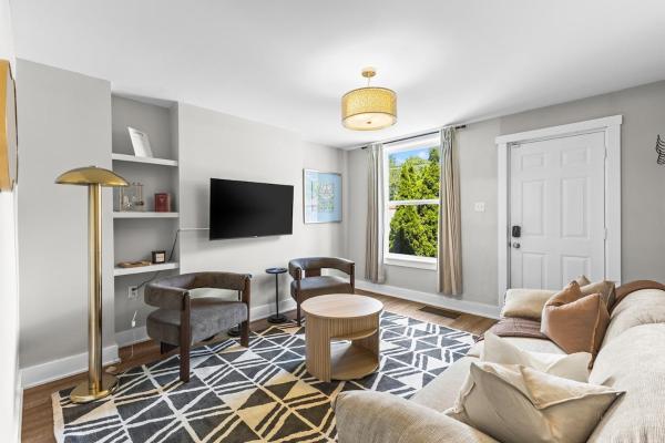 Lux Newly Renovated Villa Full Work From Home Setup - Grove City, OH