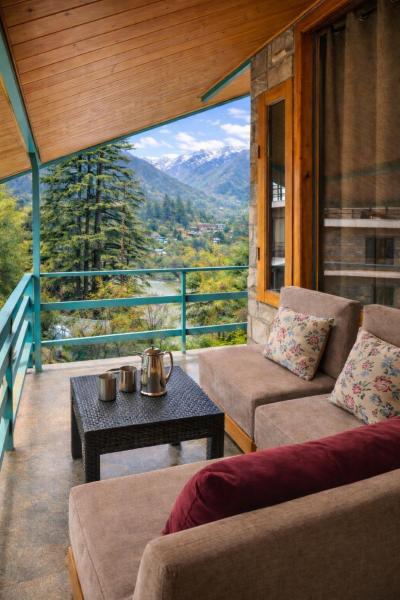 Hotel Old Manali With Balcony, Mountain And River View - Manali