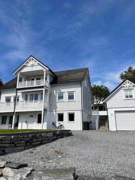 Bright & Spacious Apartment By The Sea, Free Parking, 10min To Airport, 12min To ÅLesund - Ålesund