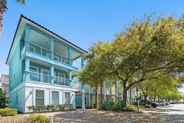 Mins From Beach Sleeps 17 Outdoor Seating - Destin, FL
