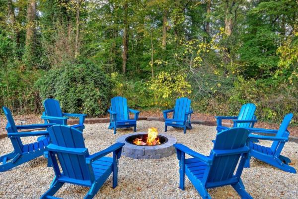 Modern Villa W Pool Hot Tub & Games - High Point, NC