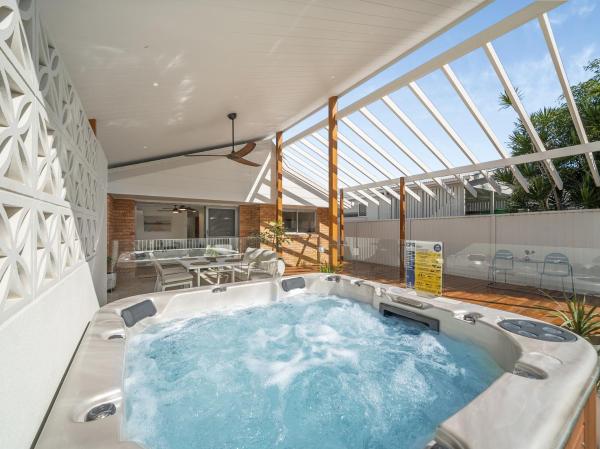 Coastal Comfort With A Private Spa Retreat - Brisbane