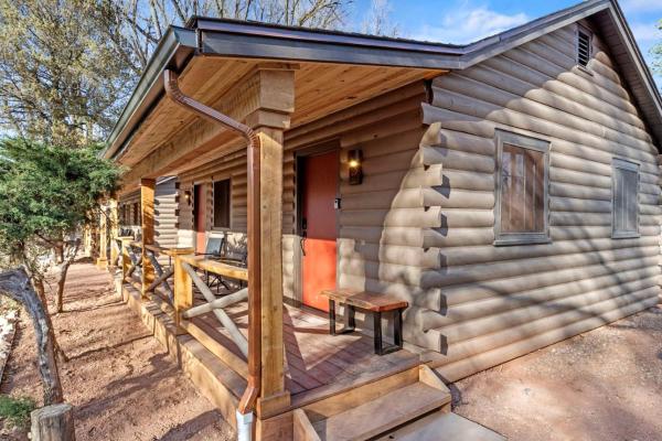 Charming Woodland Cabins With Modern Comforts Near Garden Of The Gods In Colorado Springs, Colorado - Colorado Springs, CO