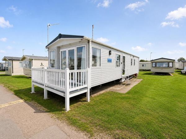 Dog Friendly 6 Berth Caravan With Decking Close To Pakefield Beach Ref 68067b - Lowestoft