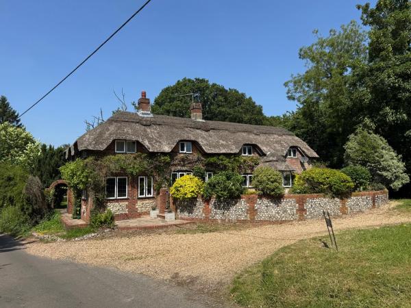 3 Bedrooms, 3 Double Beds, 6 Guests, Countryside Thatched Cottage - Alton, UK
