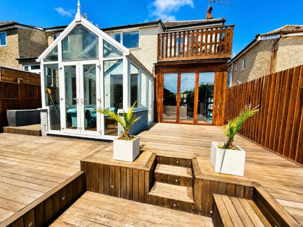 Spacious Four Bedroom In Southbourne - Close To Beach - Large Patio - Parking - Sleeps 6 - Highcliffe