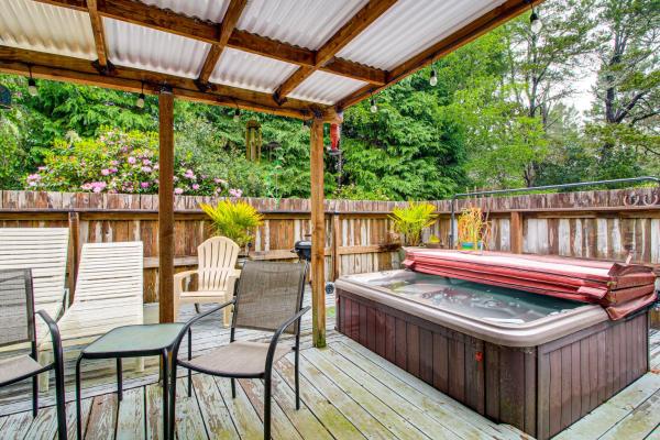 1 Mi To Beach! Lush Florence Retreat W/ Sunroom - Florence, OR