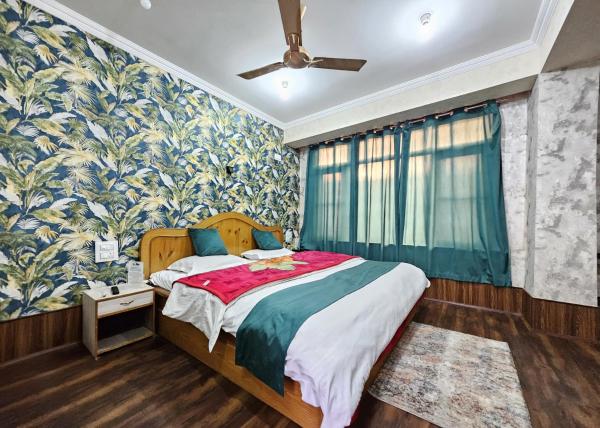 Hotel Posh I Mall - Srinagar
