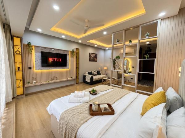 Cozy Luxury Studio, Couple Getaway & Staycation, City Views - Ghaziabad