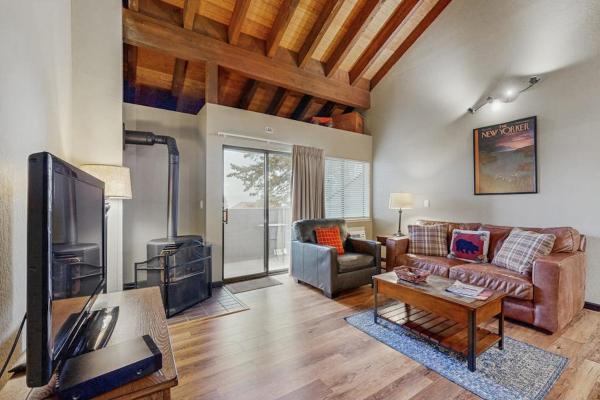 Lakefront Retreat With Shared Pool Hot Tub & Sauna - Near Shopping & Skiing - South Lake Tahoe, CA