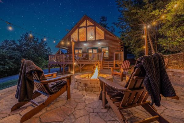 Cabin With Mountain Views, Hot Tub, Sauna, Fire Pit & Games - Gatlinburg, TN