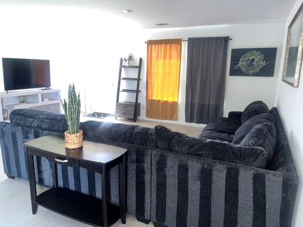 Spacious 4br Home Near Lackland Afb & Seaworld - San Antonio, TX