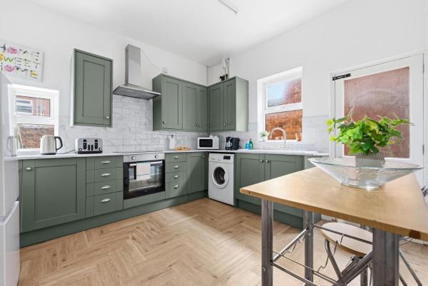 New! Spacious 6br House - Newly Renovated - Staffordshire