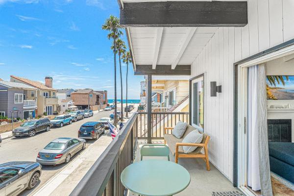 Walk To The Beach From This Updated 4br Coastal Home By Beachview Rentals - Newport Beach, CA
