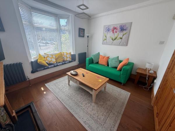 Charming Stratford Hideaway Whole 2 Bedroom House Incl Courtyard Garden - Enfield, UK