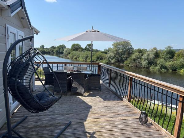 Riverside Lodge, With Hot Tub On The River Severn - Gloucestershire