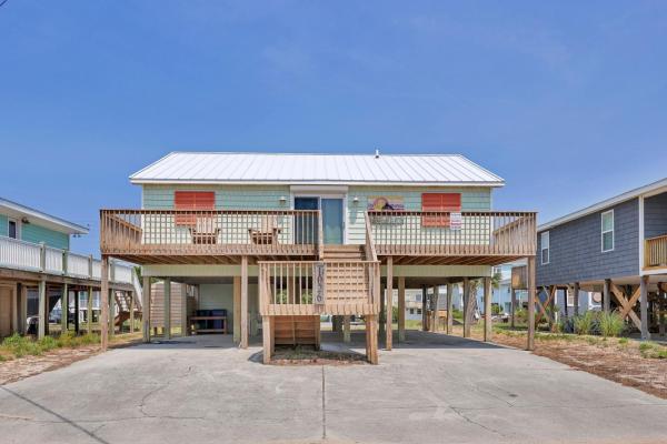 1026 Ocean Blvd - 4 Bedroom Beach Bungalow - Topsail Beach, NC