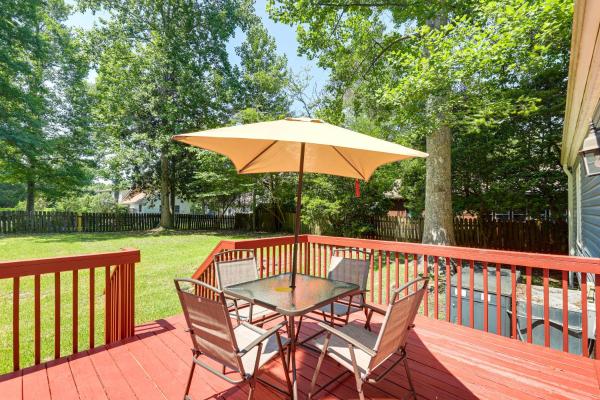 Jacksonville Retreat W/ Yard Near Base & Beach - Jacksonville, NC