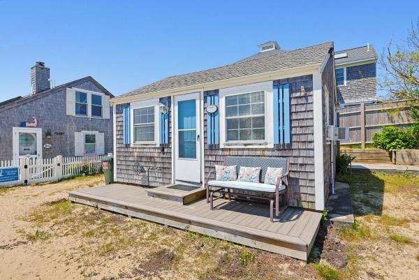 Beach Cottage Steps To The Ocean - デニス, MA