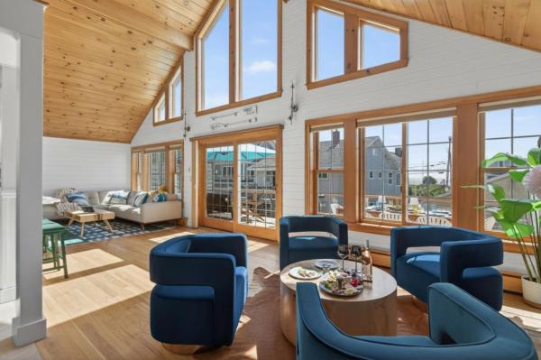 The Apex At Moody: Beach, Hot Tub, Fireside Nights - Kennebunk, ME