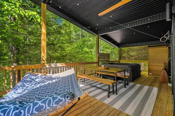 Stylish Woodland Cabin W/ Sauna & Hot Tub - Slade, KY