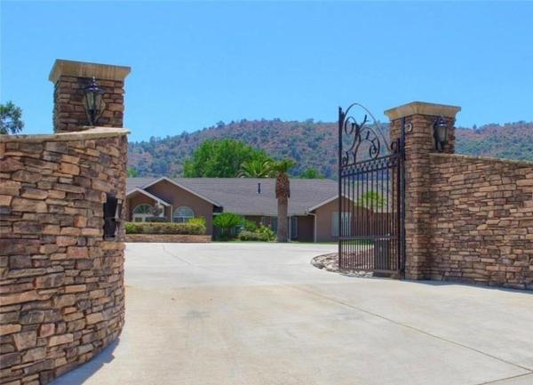 Private Mountain Retreat With Pool And Mini-golf - Oakhurst, CA