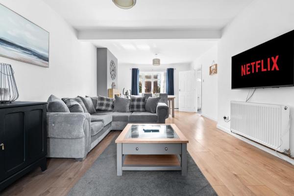 New! Spacious 3br With Private Parking - Nuneaton