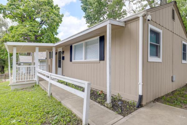 Half-mi To Independence Square! Home W/ Ramp Entry - Lee's Summit, MO