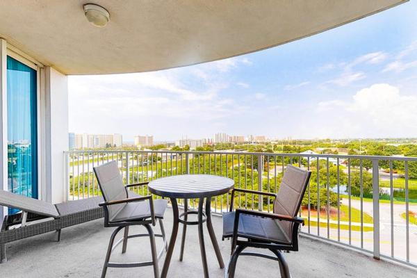 Seventh Floor Inviting Open Condo W Shared Pool & Hot Tub Near Everything - Destin, FL