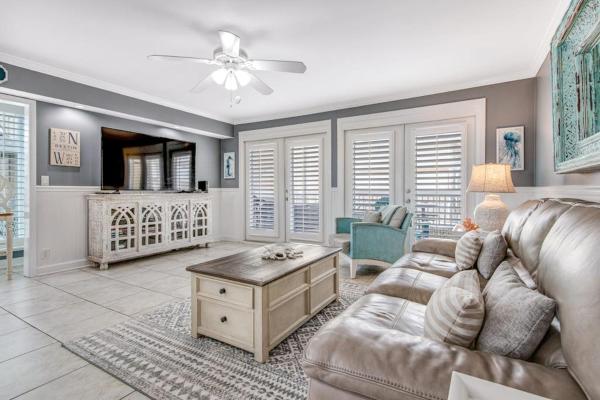 Stylish Waterfront Condo With Pools Hot Tubs Private Beach & Sports Courts - Destin, FL