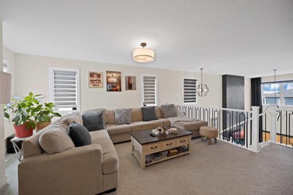 New Upscale Home, Kitchen, Bbq, Ac, Backyard & More - Calgary