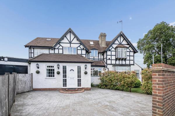 Spacious & Light Family Home, Garden & Parking - Pass The Keys - Slough