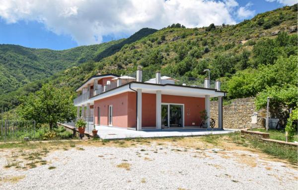 6 Bedroom Nice Home In Frazione Guarrazzano - Campania