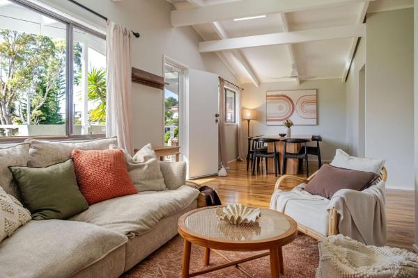 Salt & Sunday - Stylish 3-bedroom Cottage With Indoor Cocktail Bar, Walk To Beach - Mollymook
