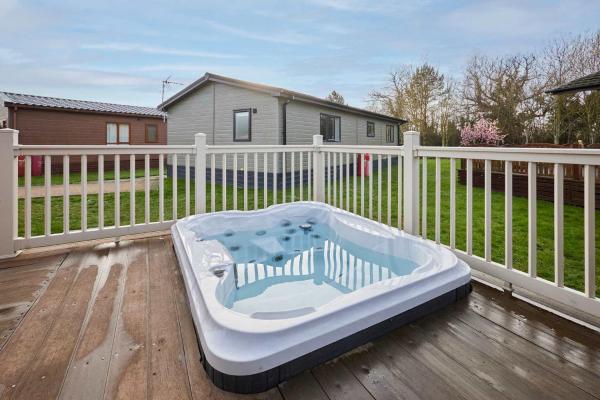 Crystal Lodge With Hot Tub - Malton