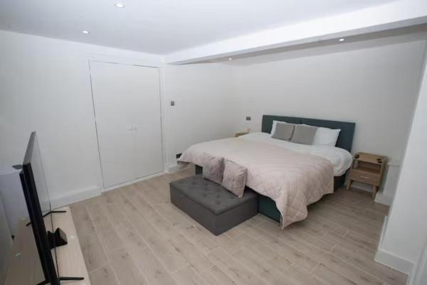 Basement Flat Sleeps 3 With Patio - Londres