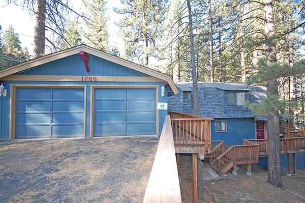 Vacation Cabin Surrounded By Woodland With Hot Tub Near Lake Tahoe, California - South Lake Tahoe, CA