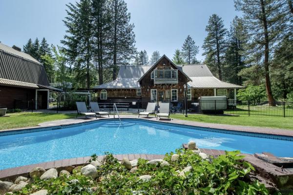 Family-friendly Cabin With Private Pool And Impressive Exterior Living Areas In Leavenworth, Washington - Plain, WA