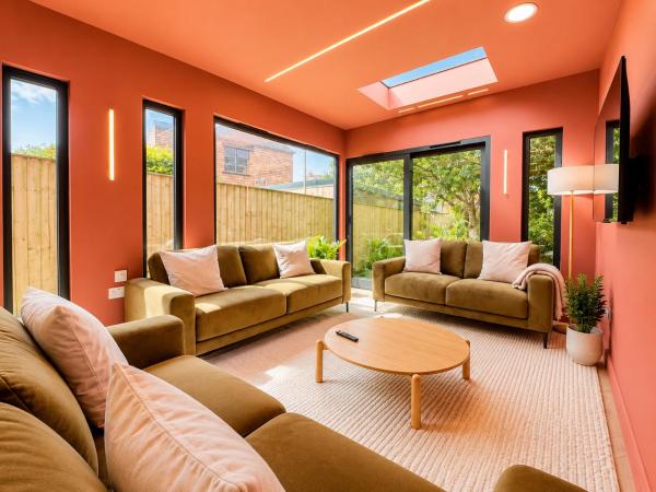 Stylish Group Retreat - Sleeps 16 - Parking Included - Cardiff