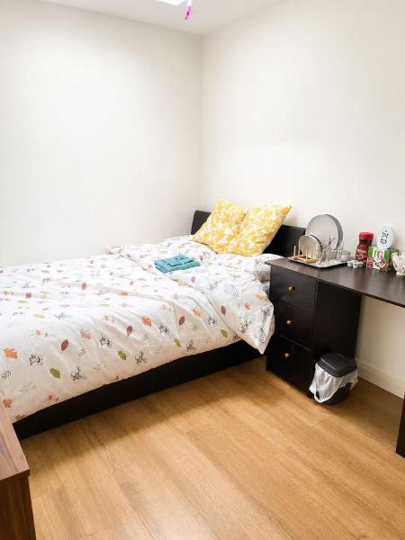 Convenient Double Room ,Room 5,shared Toilet - Barry